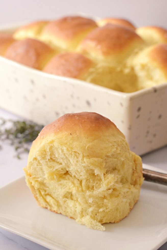 Best Traditional Dinner Rolls - fluffy and buttery! elkeliving.com