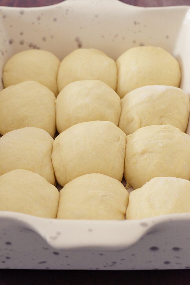 Best Traditional Dinner Rolls - fluffy and buttery! elkeliving.com