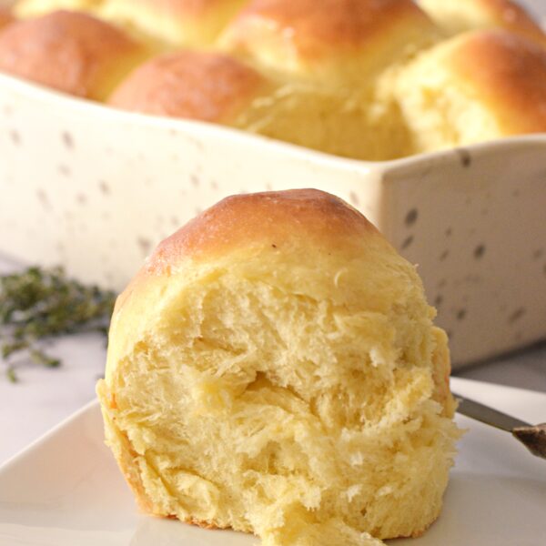 Best Traditional Dinner Rolls - fluffy and buttery! elkeliving.com