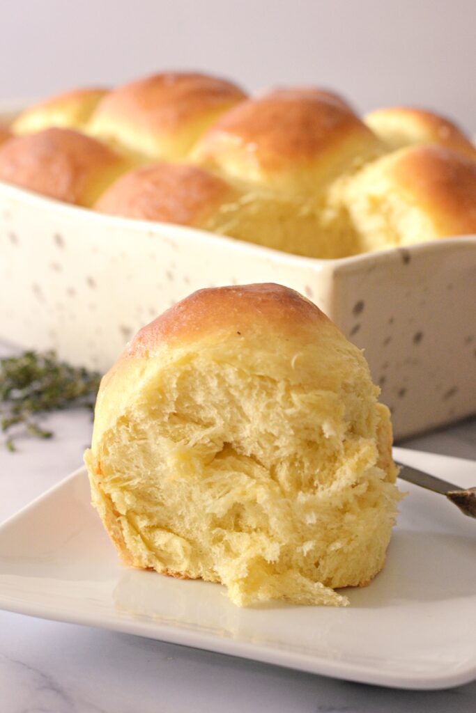 Best Traditional Dinner Rolls - fluffy and buttery! elkeliving.com
