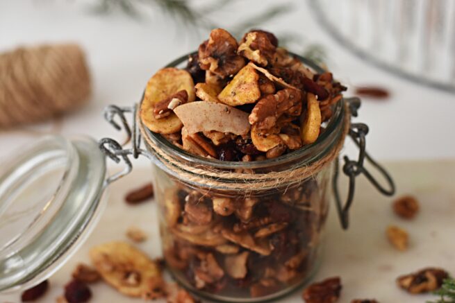 Spiced Maple Trail Mix - Oil free and refined sugar free - elkeliving.com