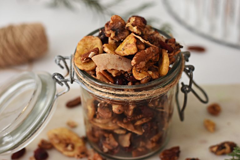 Spiced Maple Trail Mix - Oil free and refined sugar free - elkeliving.com