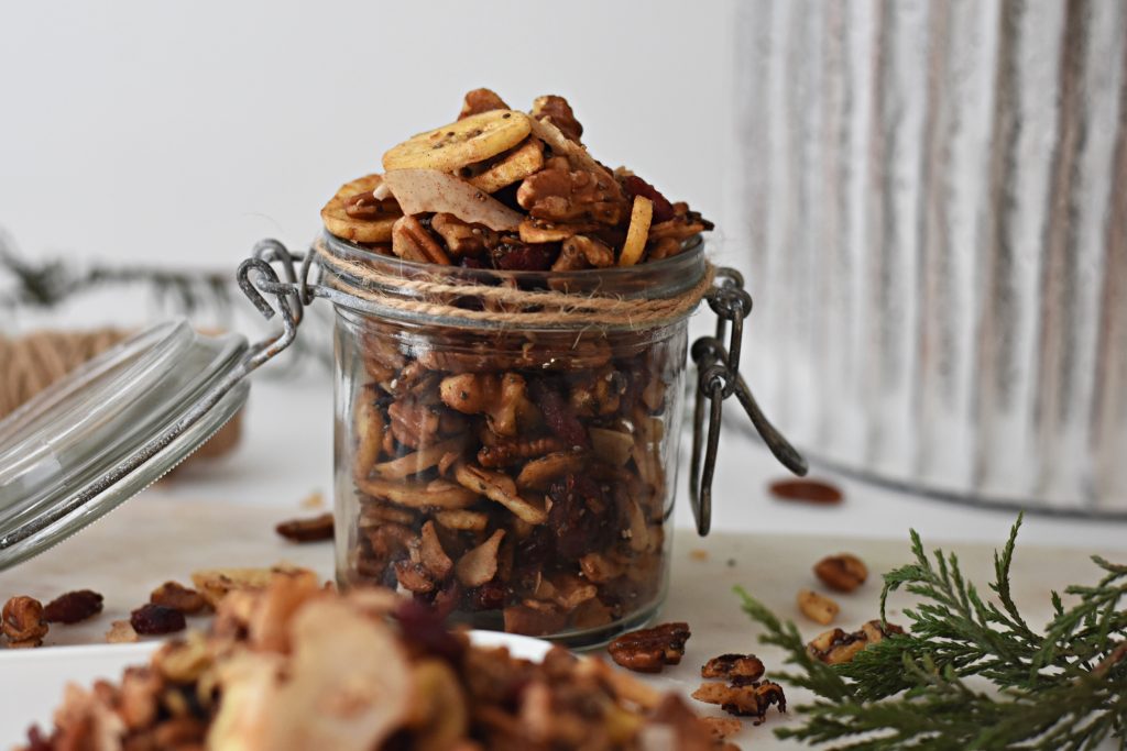 Spiced Maple Trail Mix - Oil free and refined sugar free - elkeliving.com