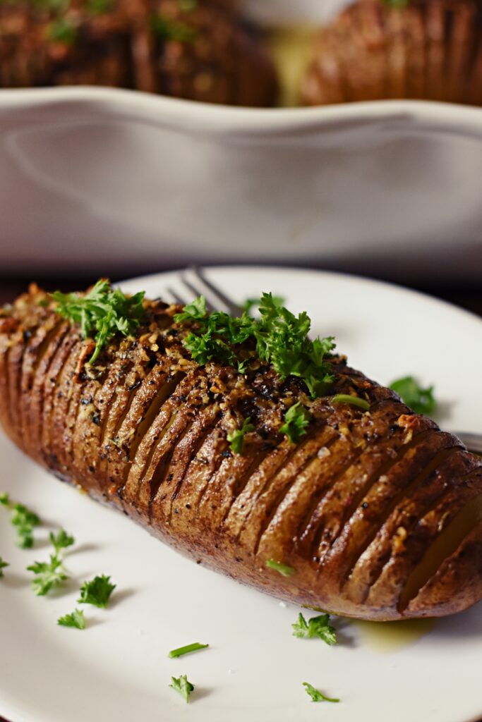 Garlic Hasselback Potatoes | Vegan elkeliving.com