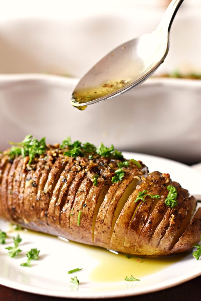 Garlic Hasselback Potatoes | Vegan elkeliving.com