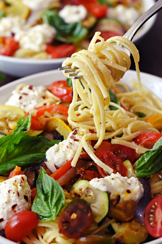 Pasta Primavera with Lemon Garlic Ricotta | Vegetarian | elkeliving.com